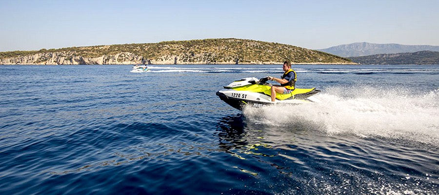 Jet ski scooter des mers motomarine, défiez les vagues de la Méditerranée